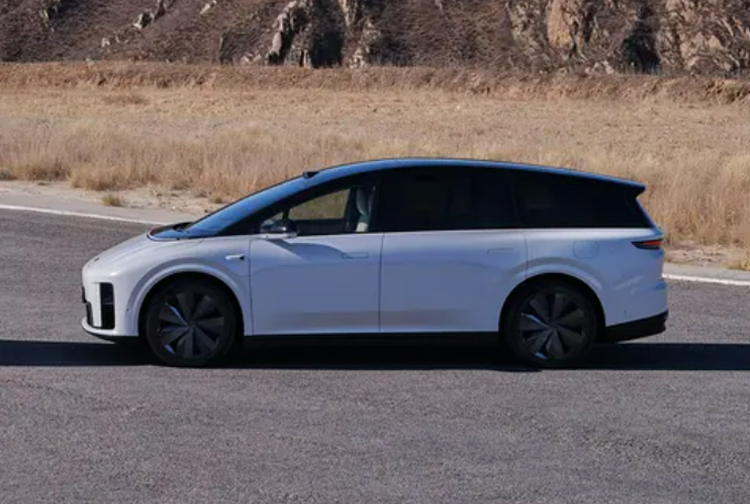 Official images of Li i8, the family's first 6-seat pure electric SUV, unveiled to take on Model X